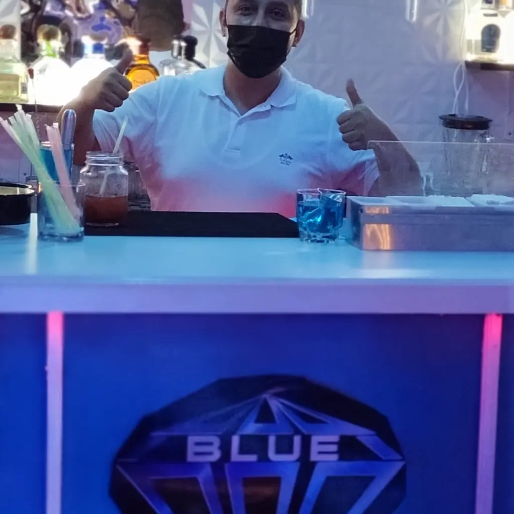 Blue bar, a good option to pre-drink at a very affordable cost. — O&A PV